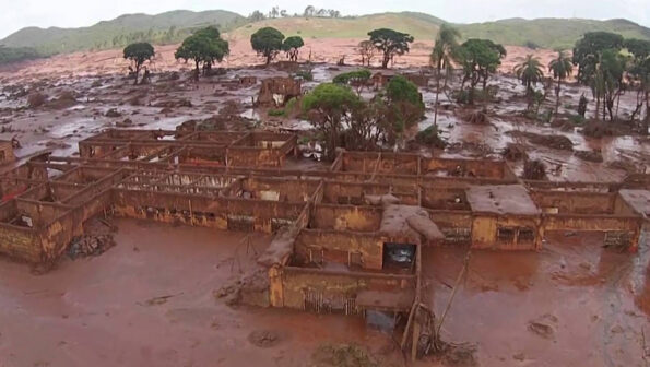 Desastre de Mariana: cronologia e consequências [resumo]