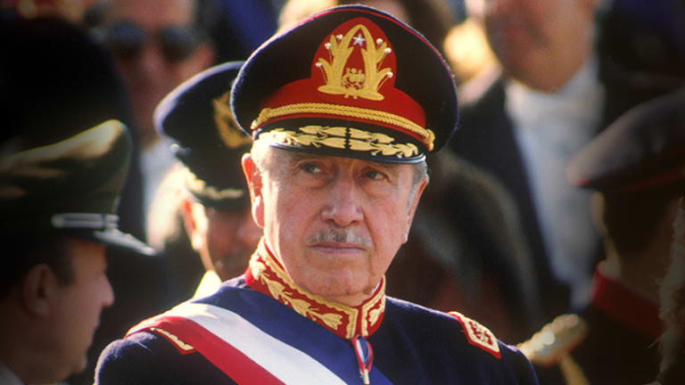 Augusto Pinochet: biografia, ditadura e Salvador Allende [resumo]